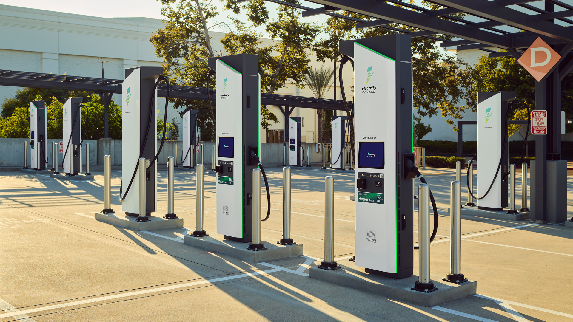 Porsche partners with Electrify America, offering 1 year free charging ...
