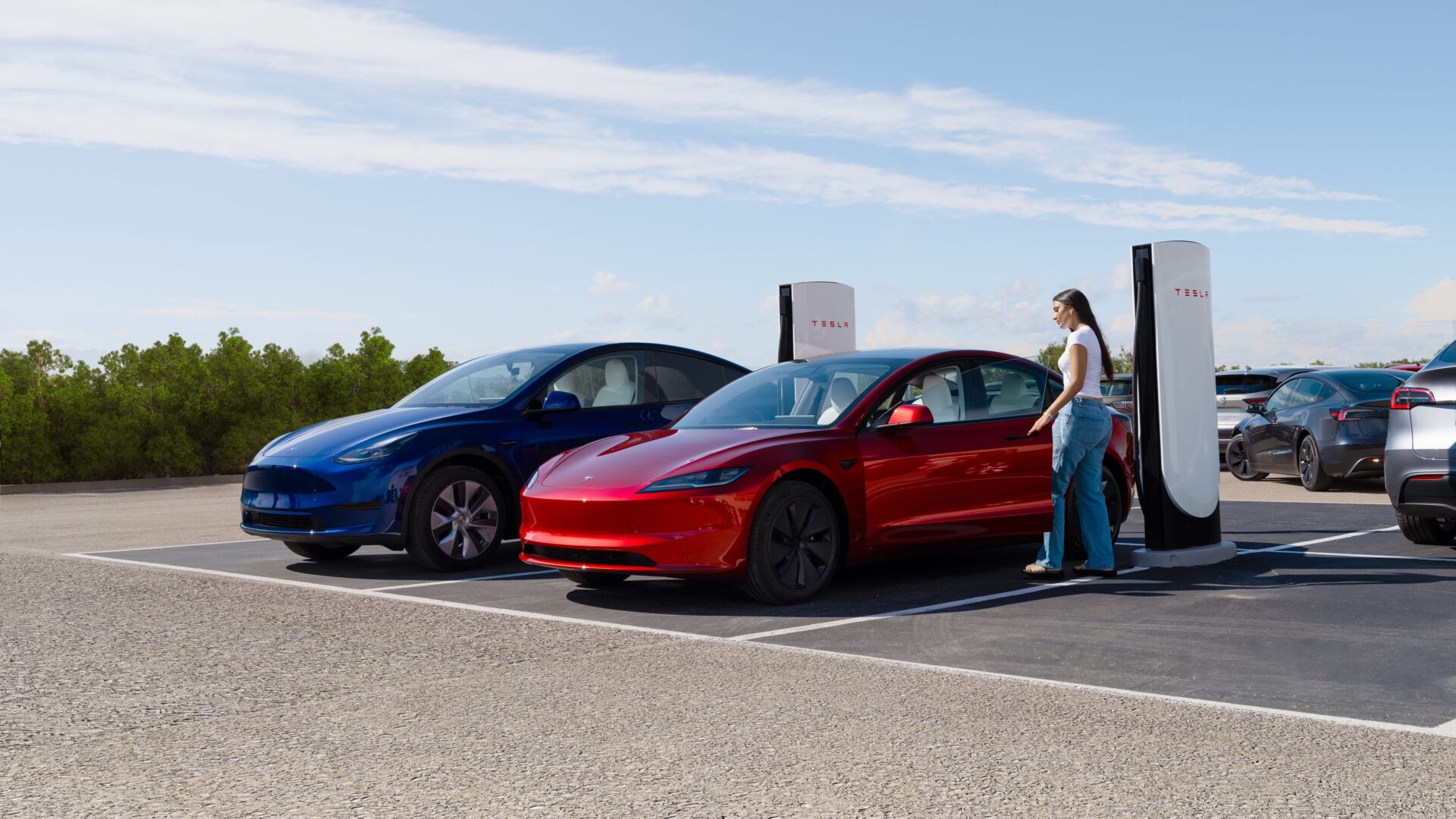500 kW fast-charging is here: Tesla debuts V4 Supercharger technology