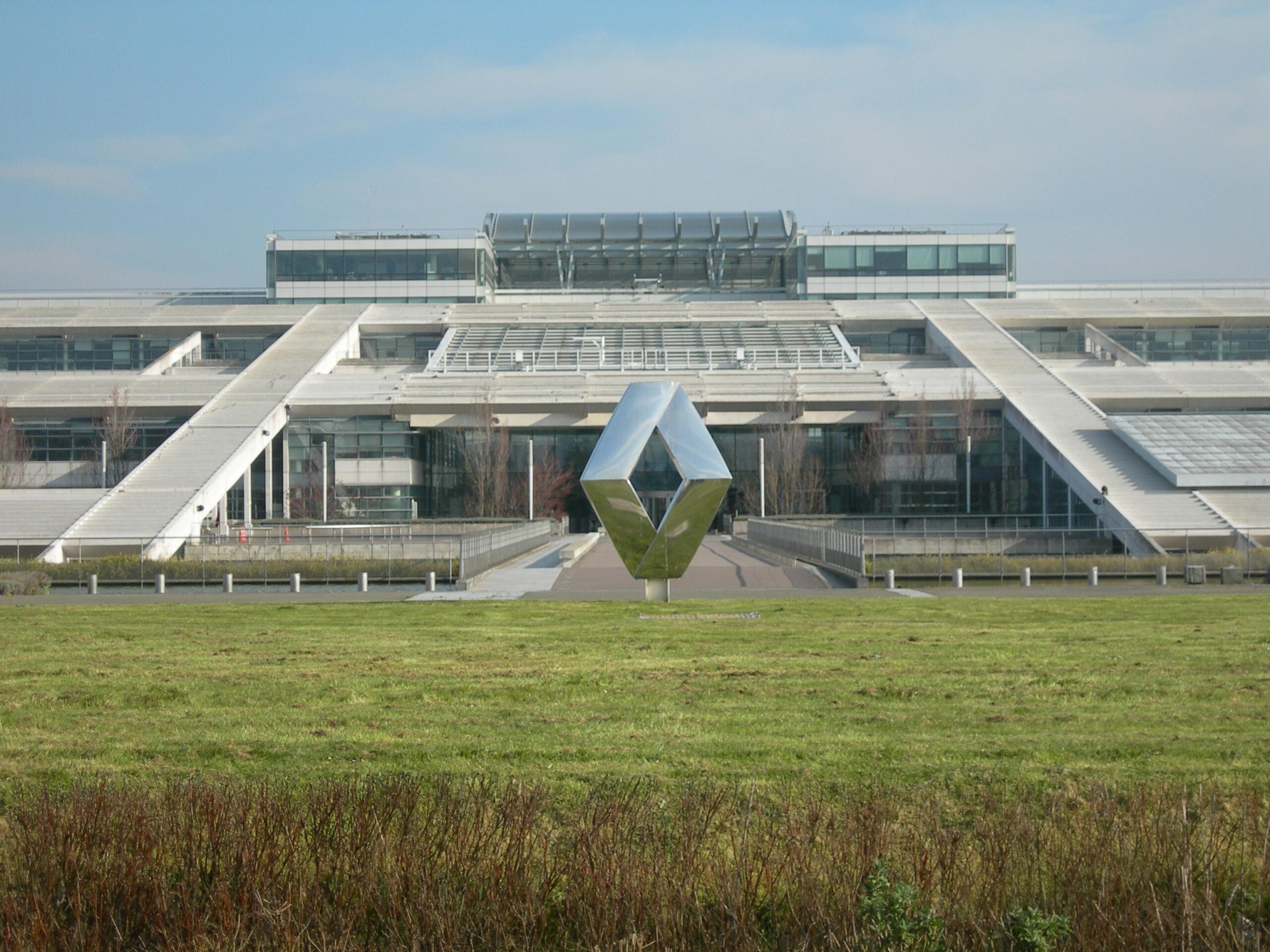 Renault unites 37 distributors to meet electric vehicle uptake in Europe